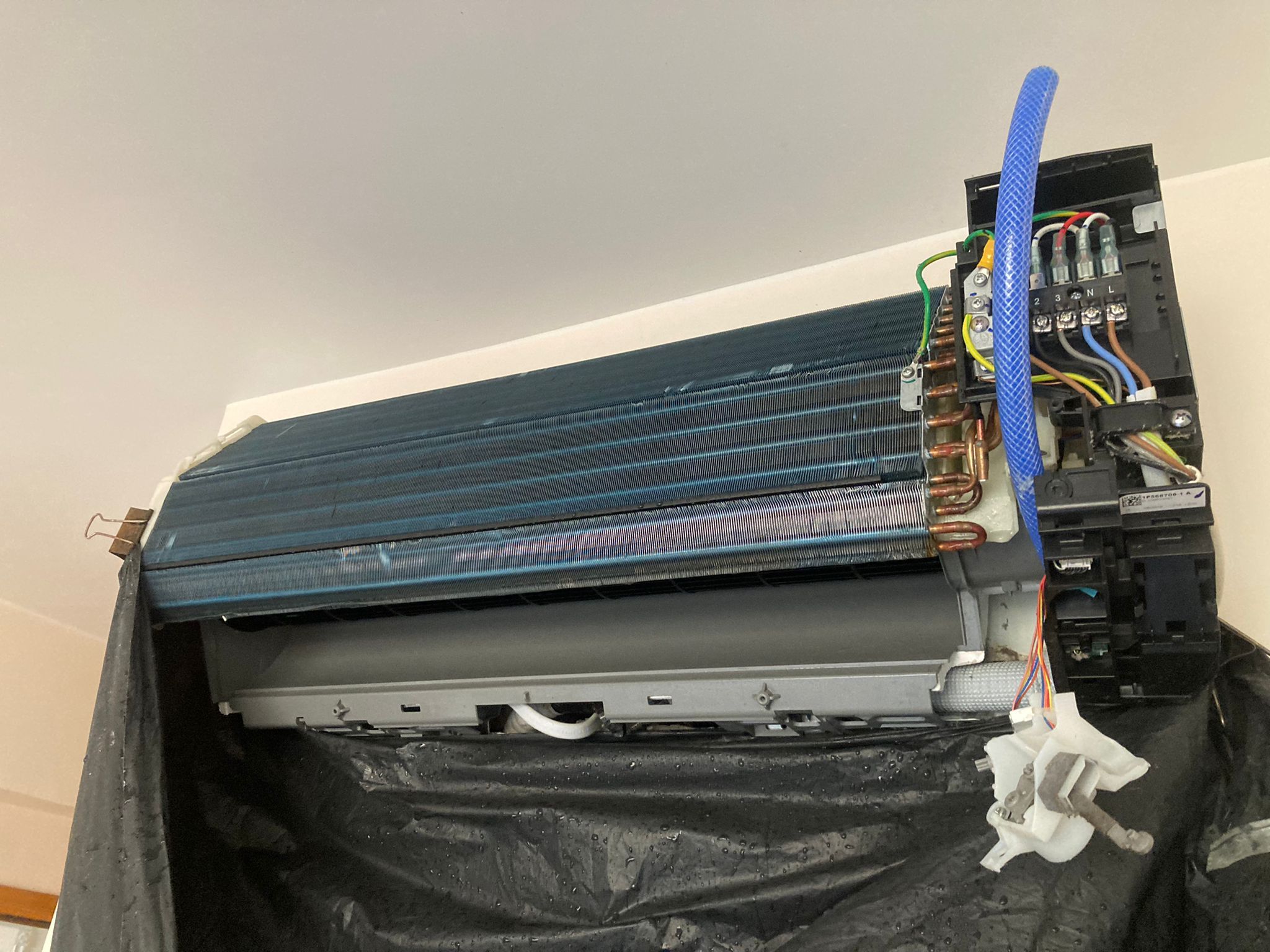 Wall mounted air conditioner cleaning job at a residential unit in Tin ...